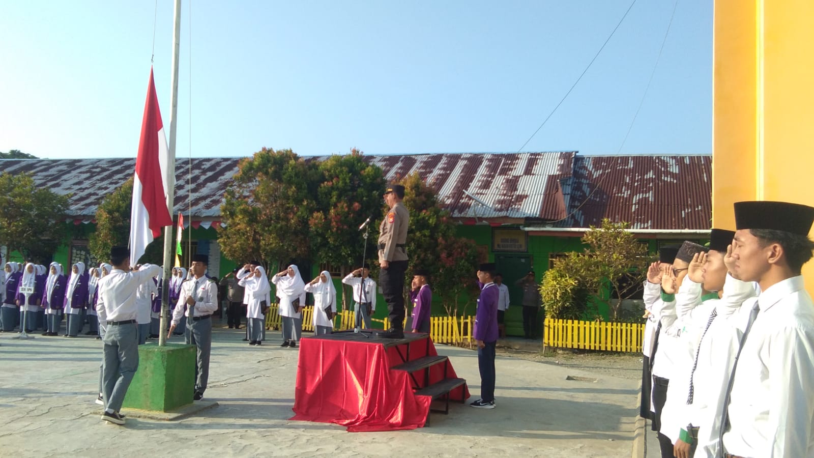Jadi Irup Upacara Bendera di Ponpes Makrifatul Ilmi Kelurahan Gunung Ayu Memberikan Imbauan ...
