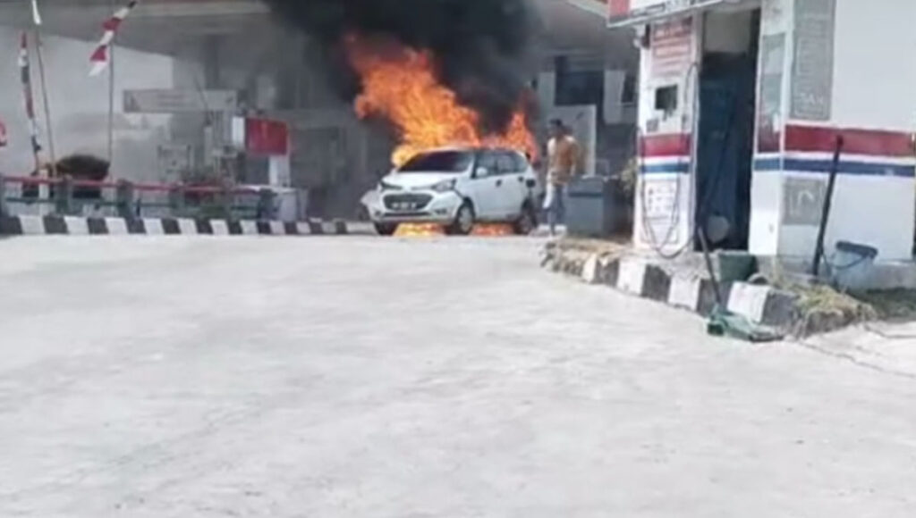 Mobil Terbakar Usai Mengisi BBM di SPBU - Sinarfakta.com