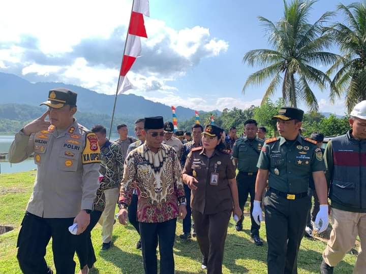 Peringatan Hari Lingkungan Hidup Sedunia, Bupati Lebong Tanam Pohon. - Sinarfakta.com